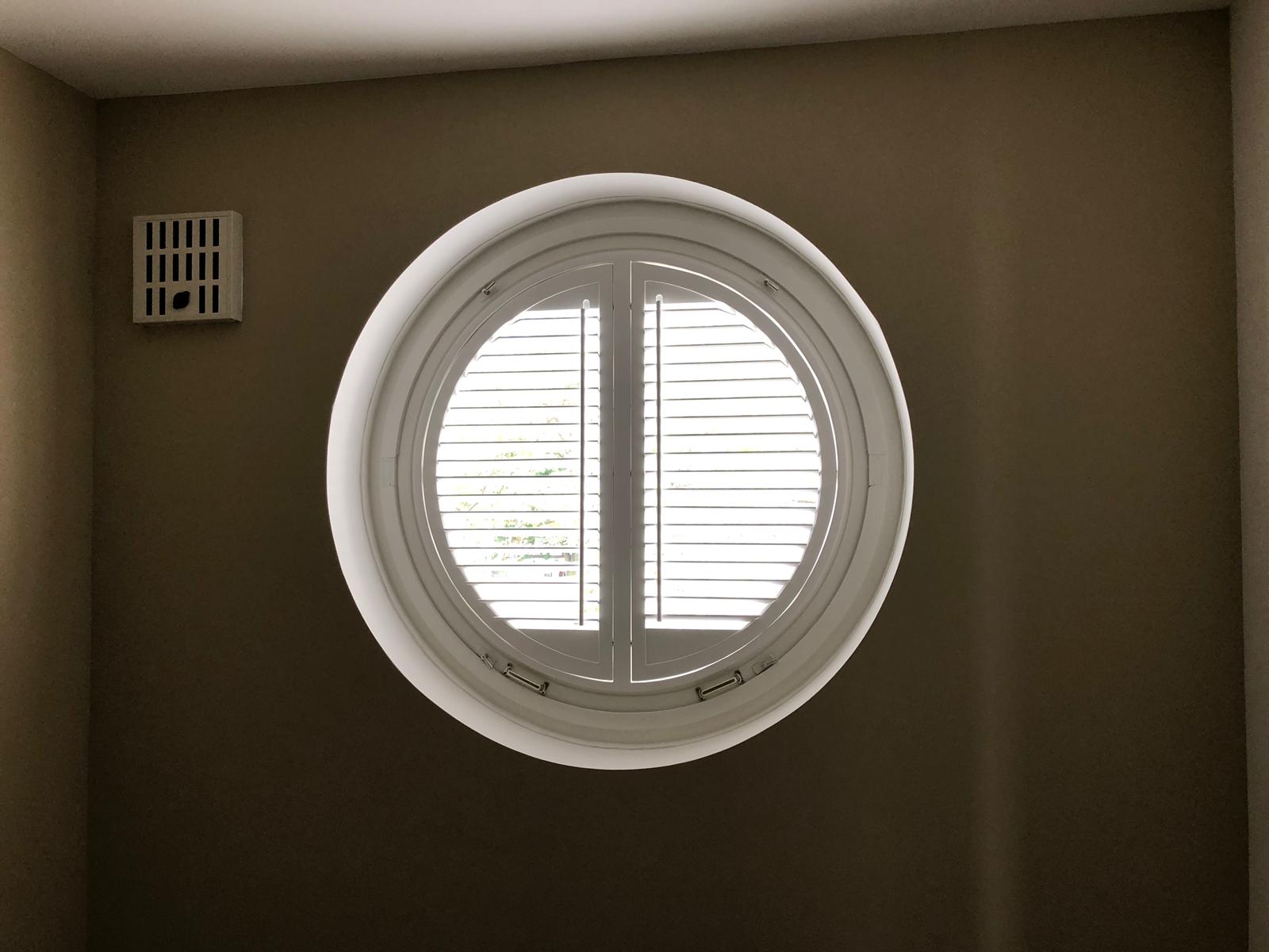 Shutters Leeuwarden voor ronde ramen van Sfeervolleshutters.nl